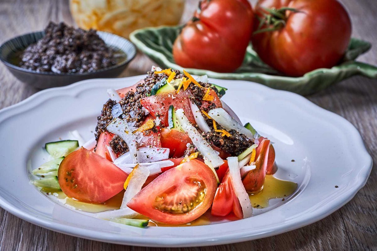 Ensalada de tomate, cebolla y pepino con olivada de mostaza antigua ...